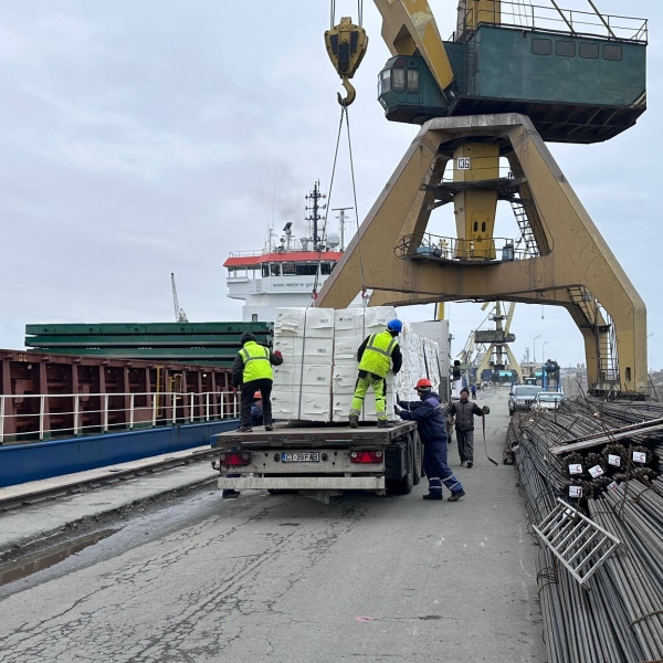 Discharging 5000 tones of wood pulp. A joint operation whiles SRS acts ...