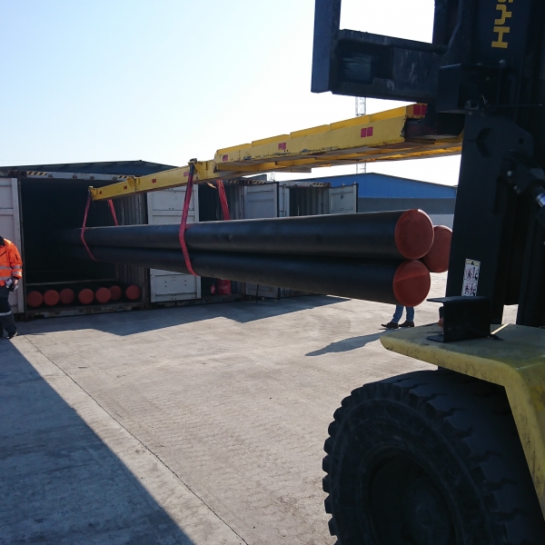 Loading long pipes in containers